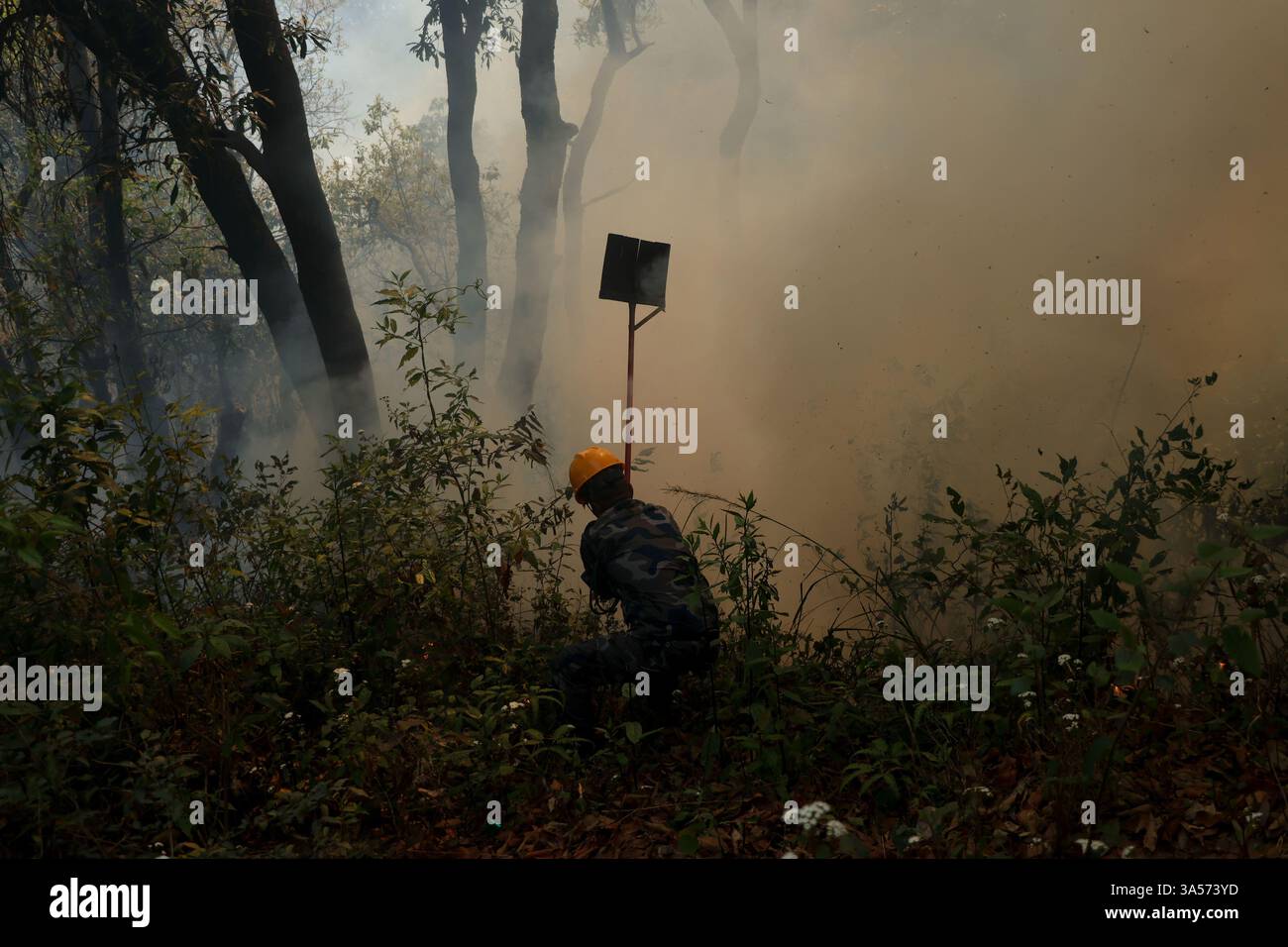 Kathmandu, Bagmati, Nepal. 21st Mar, 2025. Nepal firefighters attempt ...