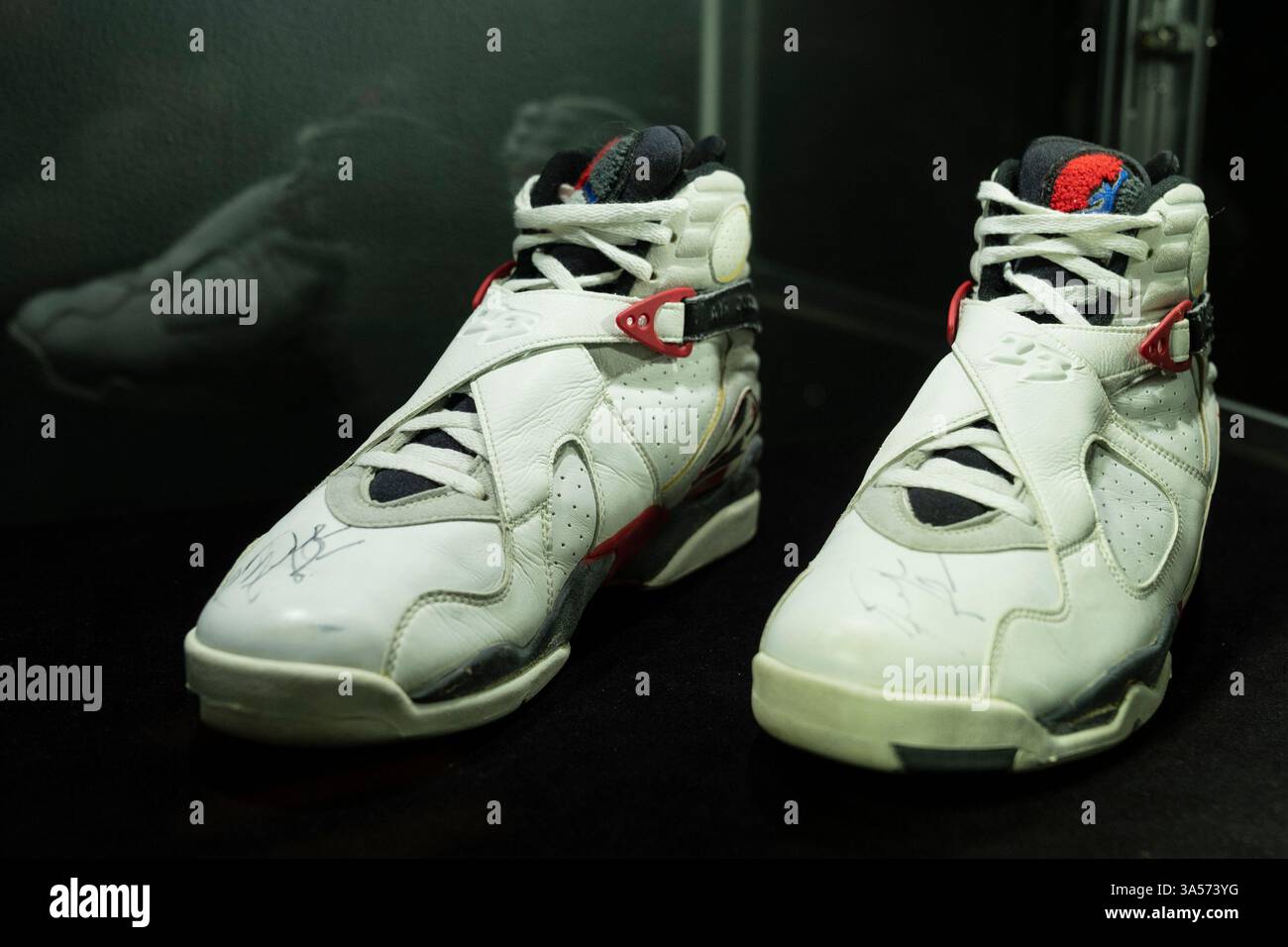 Michael Jordan's signed 1992-1993 Nike Air Jordan VIII sneakers on ...