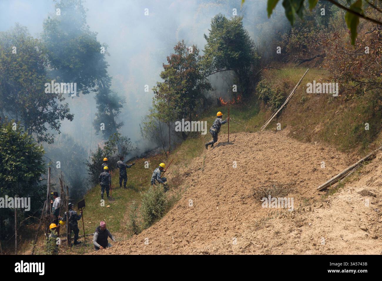 Kathmandu, Bagmati, Nepal. 21st Mar, 2025. Nepal firefighters attempt ...