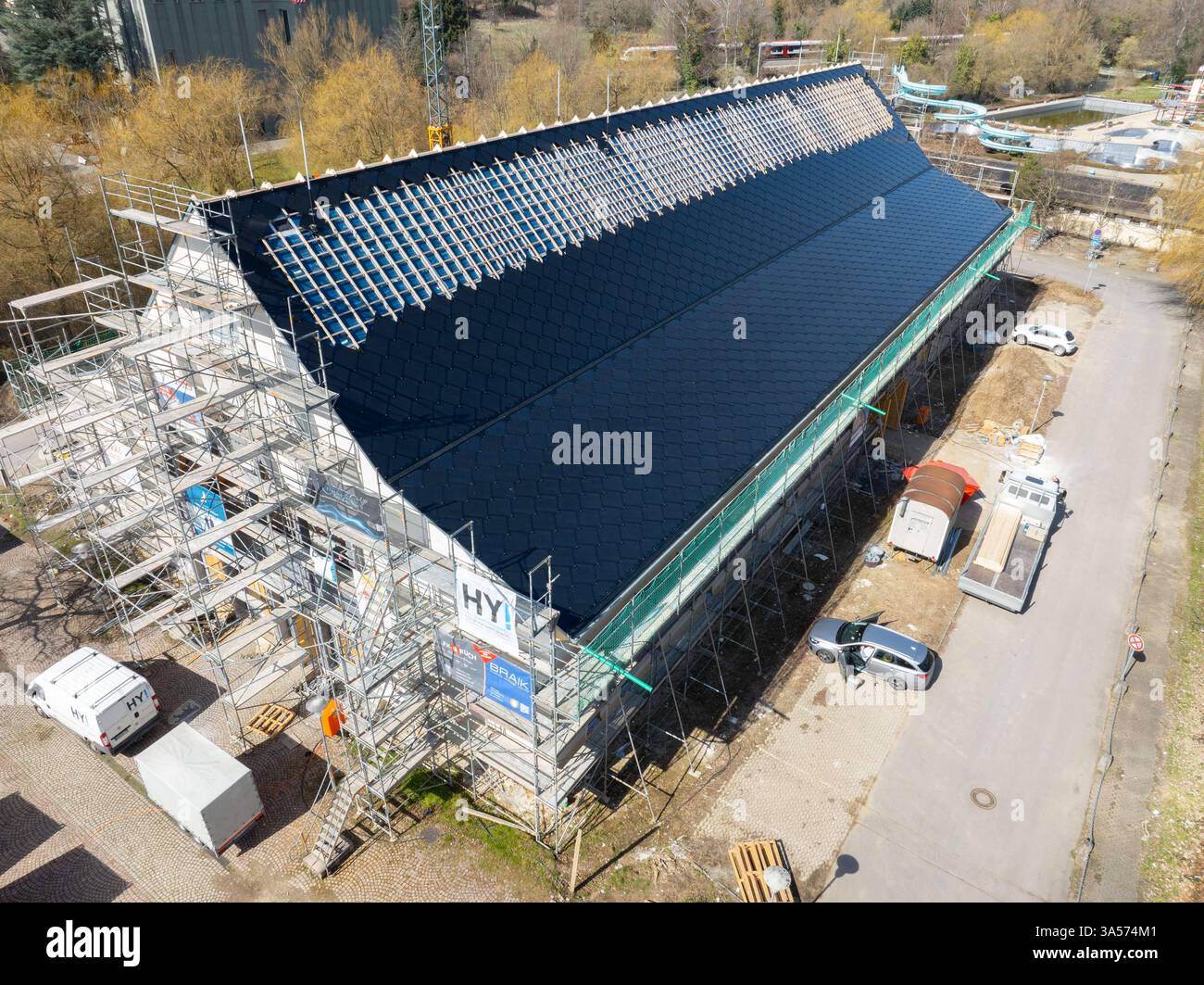 Solardach auf dem Neubau der Scheffelhalle in Singen. Solarziegel ...