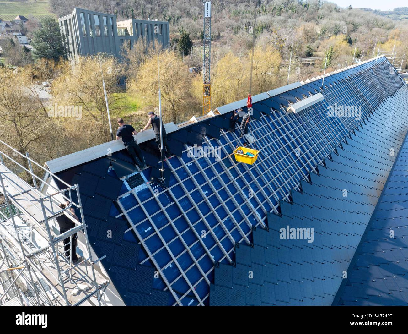 Solardach auf dem Neubau der Scheffelhalle in Singen. Solarziegel ...