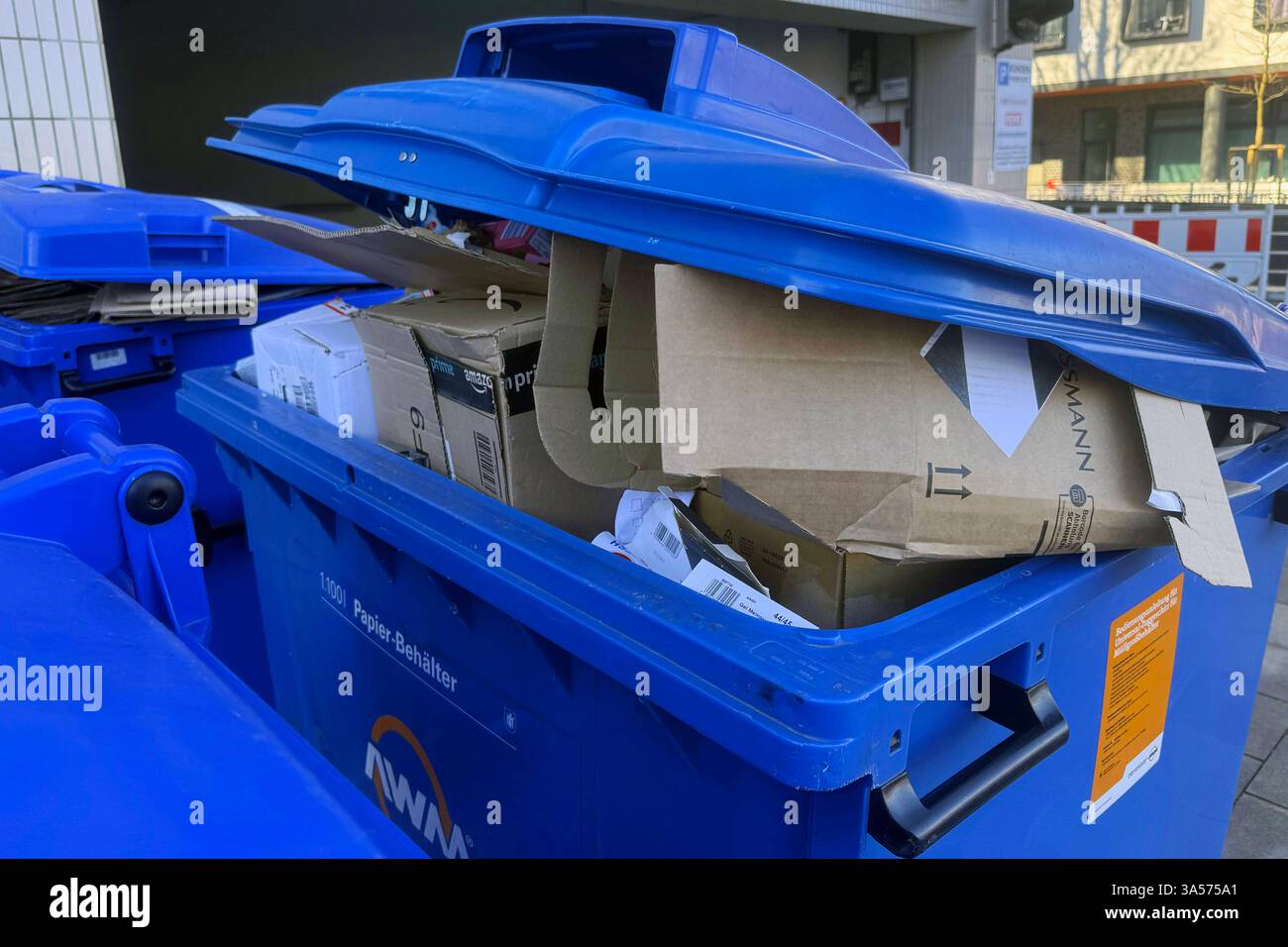 Volle Blaue Papiertonne, der Deckel laesst sich nicht mehr vollends ...
