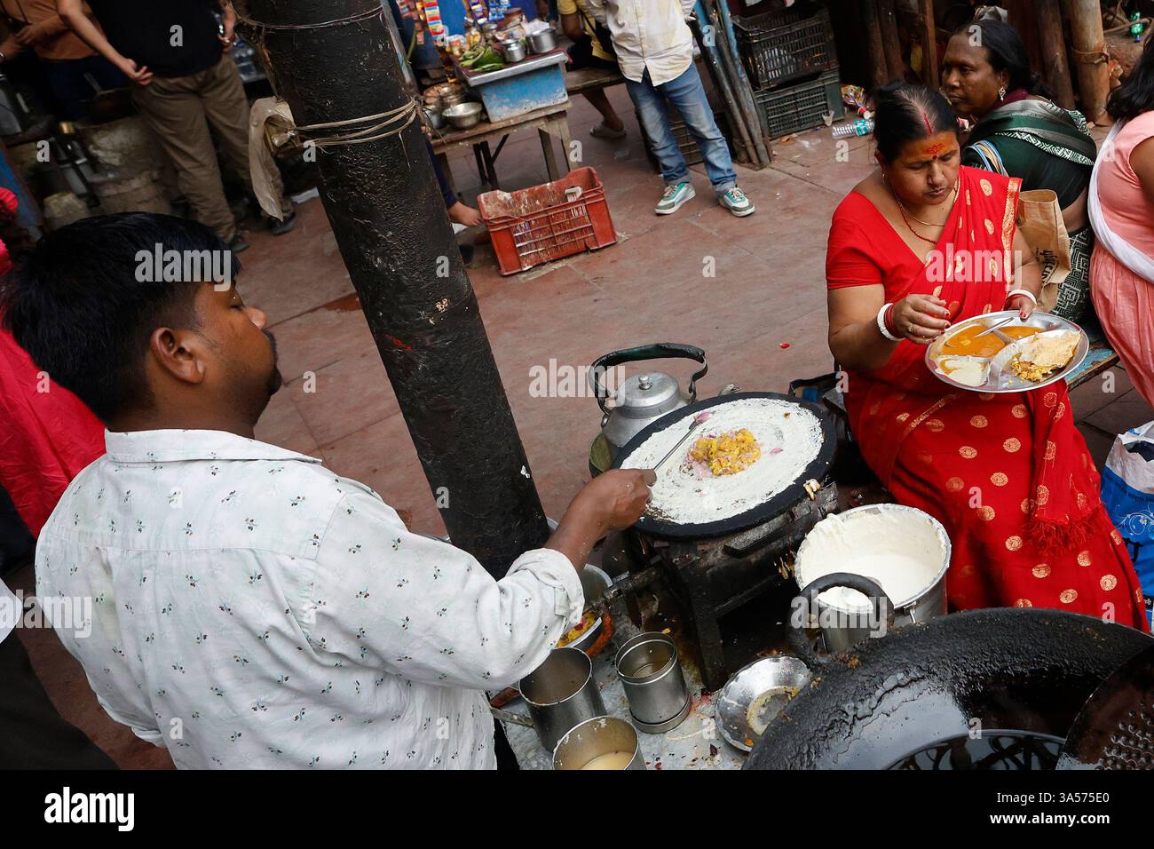 Street vendor cooking masala dosa in Varanasi, Uttar Pradesh, India ...