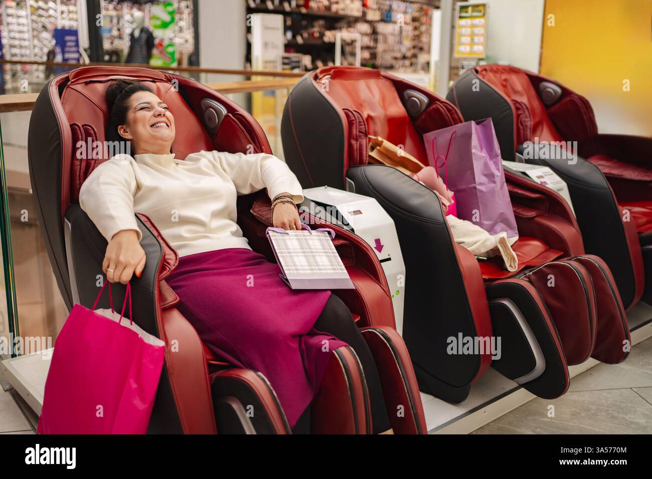 Shopping mall seating hi-res stock photography and images - Alamy