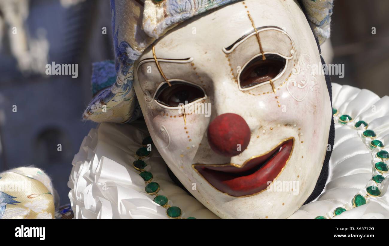 Maschera di colori hi-res stock photography and images - Alamy