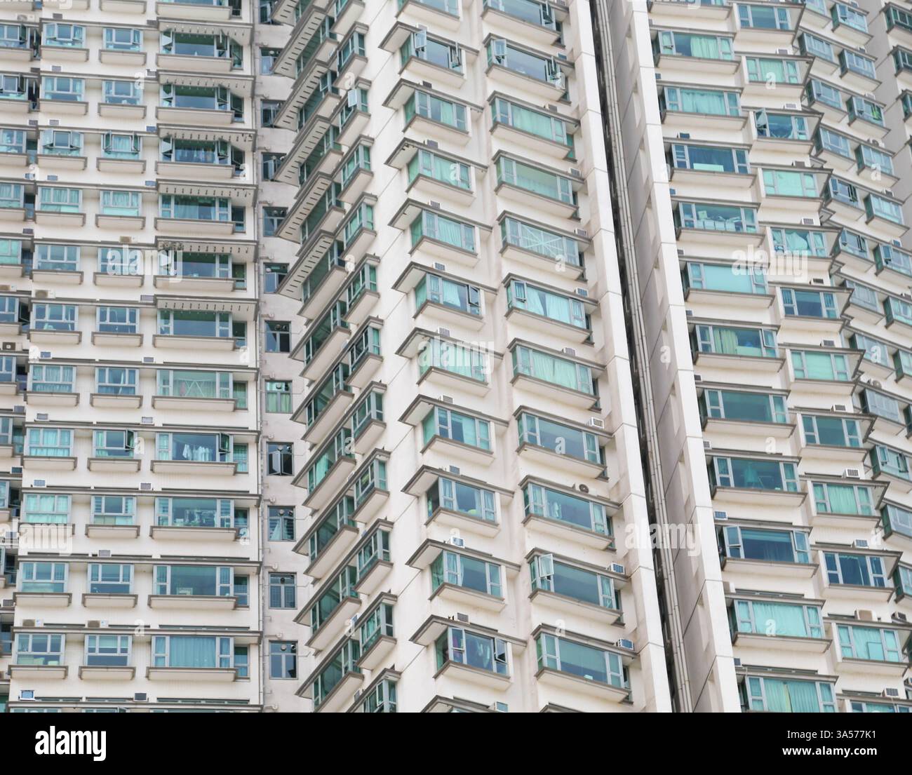 Simetría de windows hi-res stock photography and images - Alamy