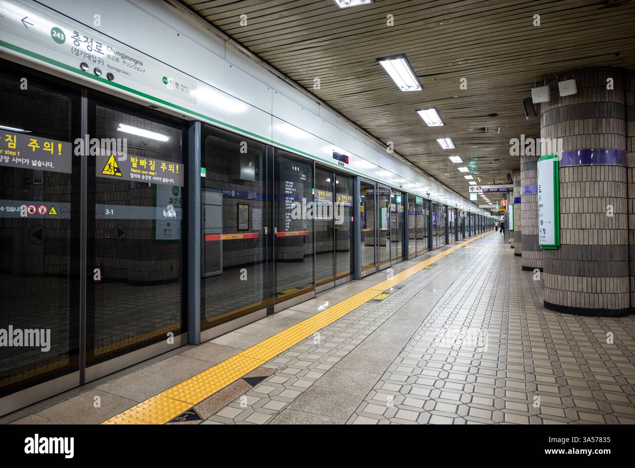 Platform of Chungjeongno subway station of the Seoul Metropolitan ...