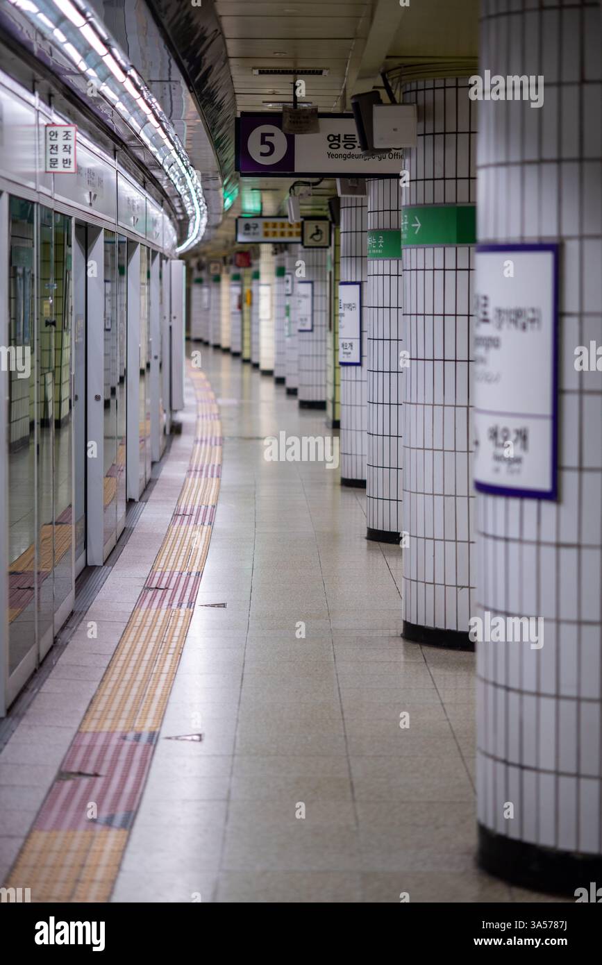 Platform of Chungjeongno subway station of the Seoul Metropolitan ...