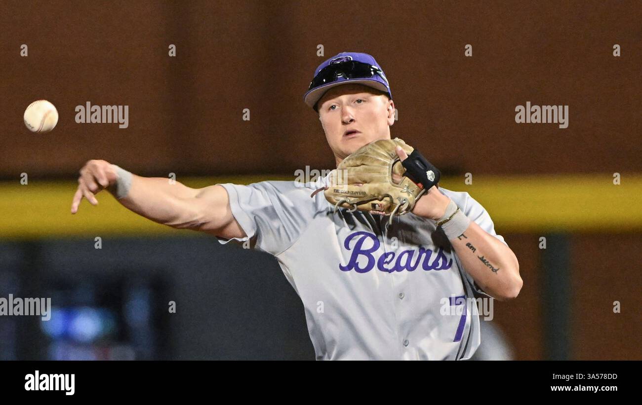 Central Arkansas infielder Tanner Leonard (7) against Arkansas during ...
