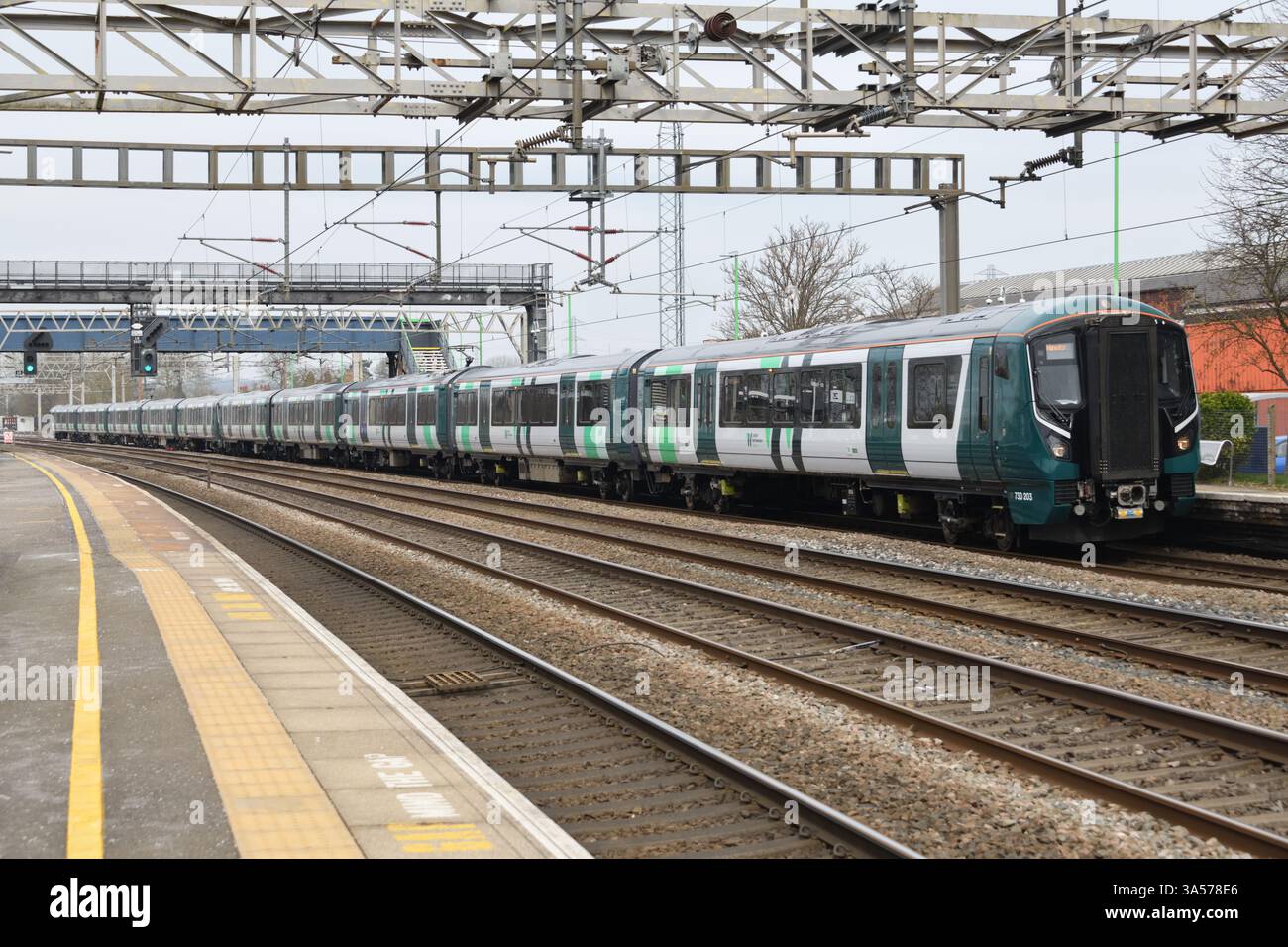 5 car Class 730 Electric Multiple Units 730203 and 730202 pause at ...