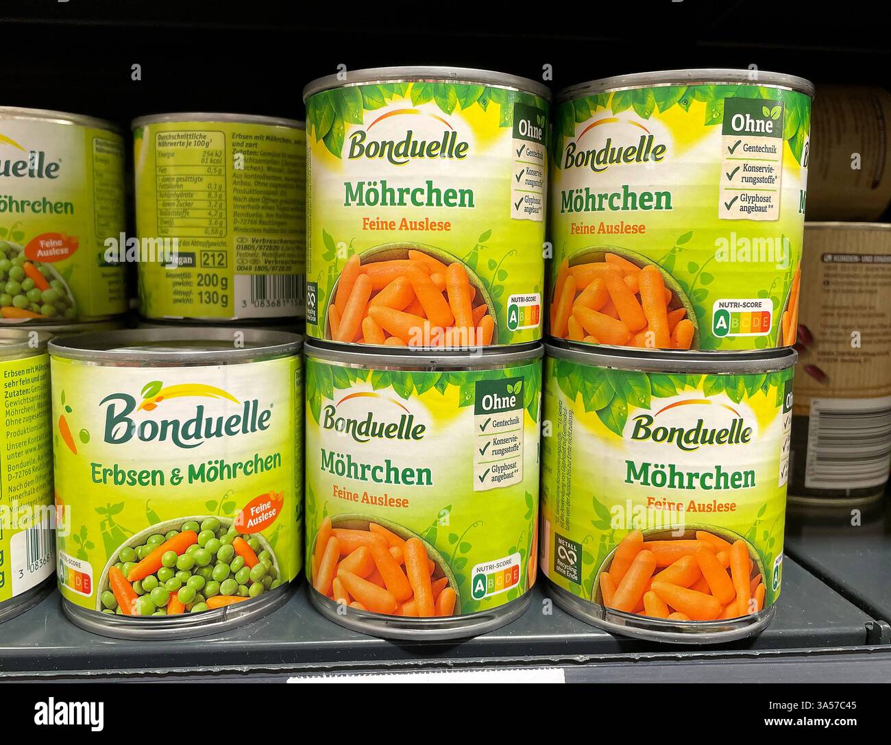 Hier der Blick im Supermarkt, Discounter auf einige Dosen Bonduelle ...