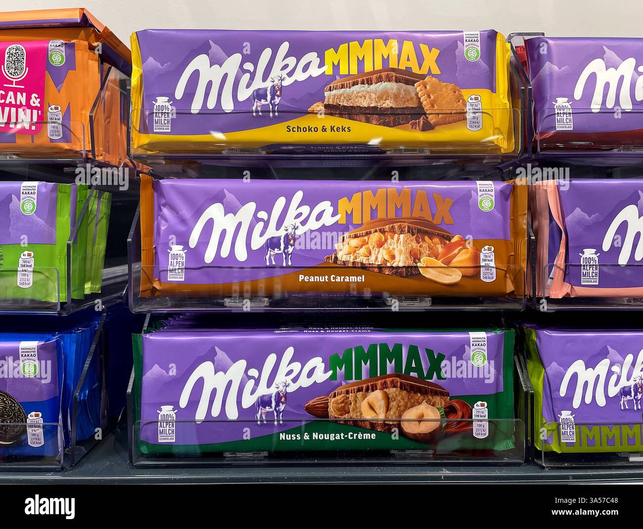 Hier der Blick im Supermarkt, Discounter auf Milka Schokolade 100% Alpenmilch von Mondelez ...