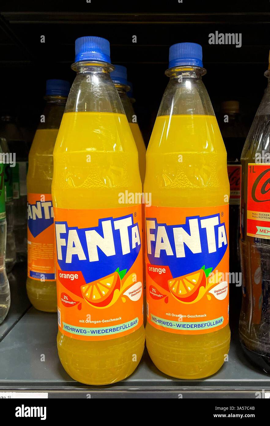 Hier der Blick im Supermarkt, Discounter auf einige Flaschen Fanta Orange, Limonade, Getränk ...