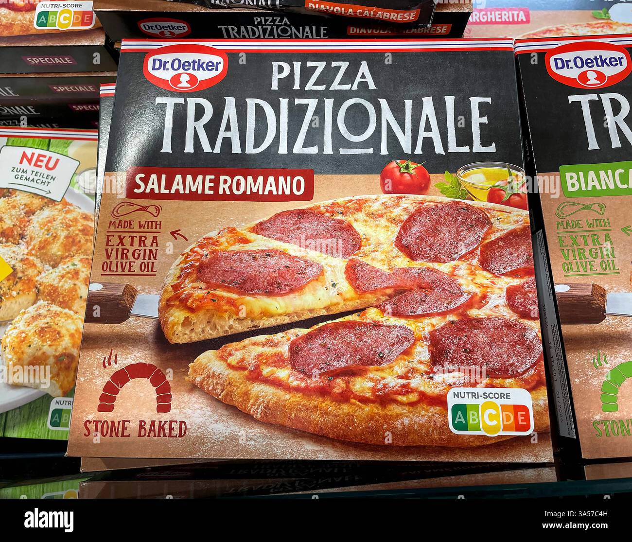 Hier der Blick im Supermarkt, Discounter auf einen Karton Pizza ...