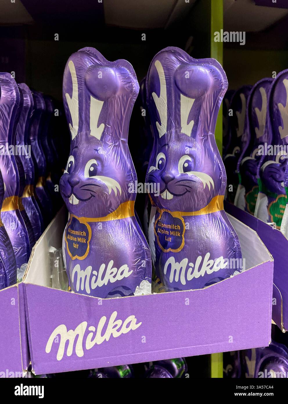 Hier der Blick im Supermarkt, Discounter auf einige Milka Schokoladen ...