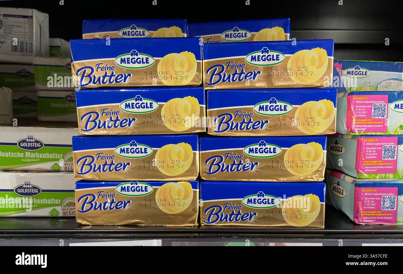 Hier der Blick im Supermarkt, Discounter auf einige Packungen Butter ...
