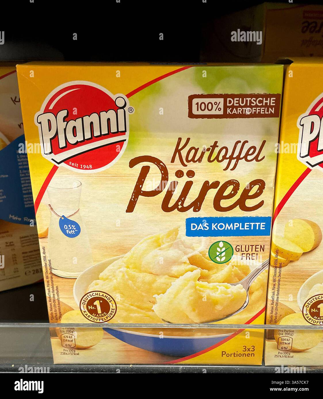 Hier der Blick im Supermarkt, Discounter auf eine Packung Kartoffel ...