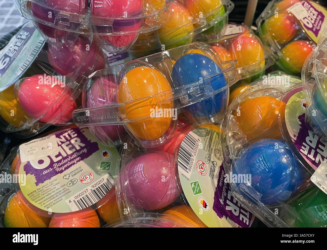 Hier der Blick im Supermarkt, Discounter auf einige verpackte Ostereier ...