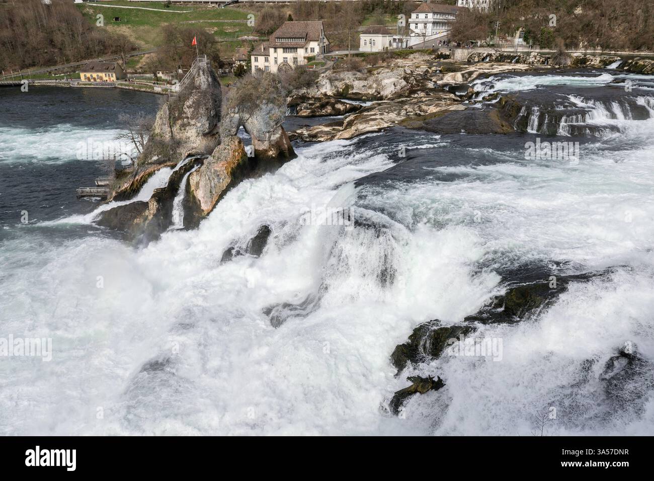 Der Rheinfall in der Gemeinde Neuhausen am Rheinfall im Kanton Schaffhausen. Neuhausen am ...