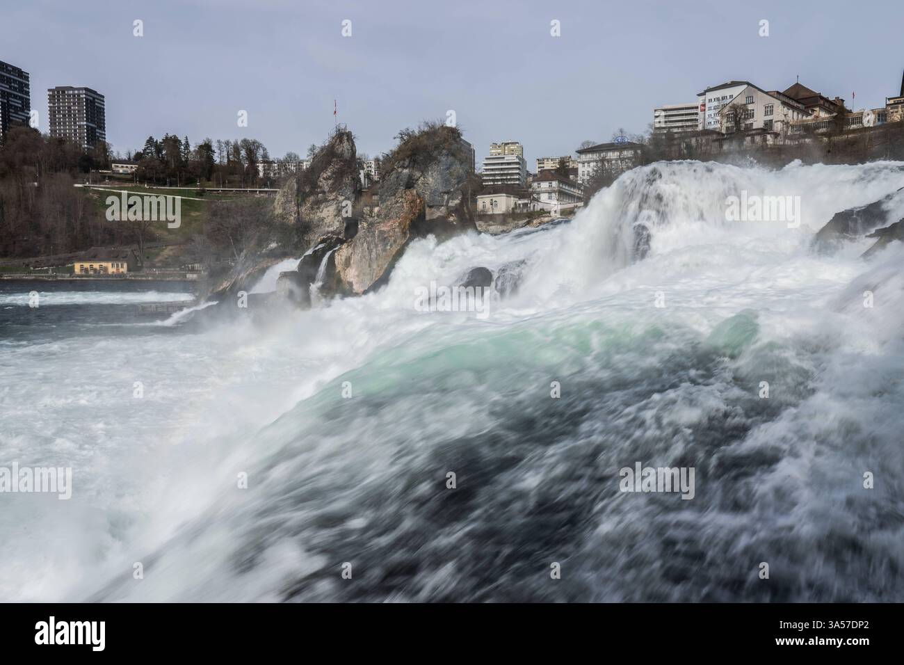 Der Rheinfall in der Gemeinde Neuhausen am Rheinfall im Kanton Schaffhausen. Neuhausen am ...
