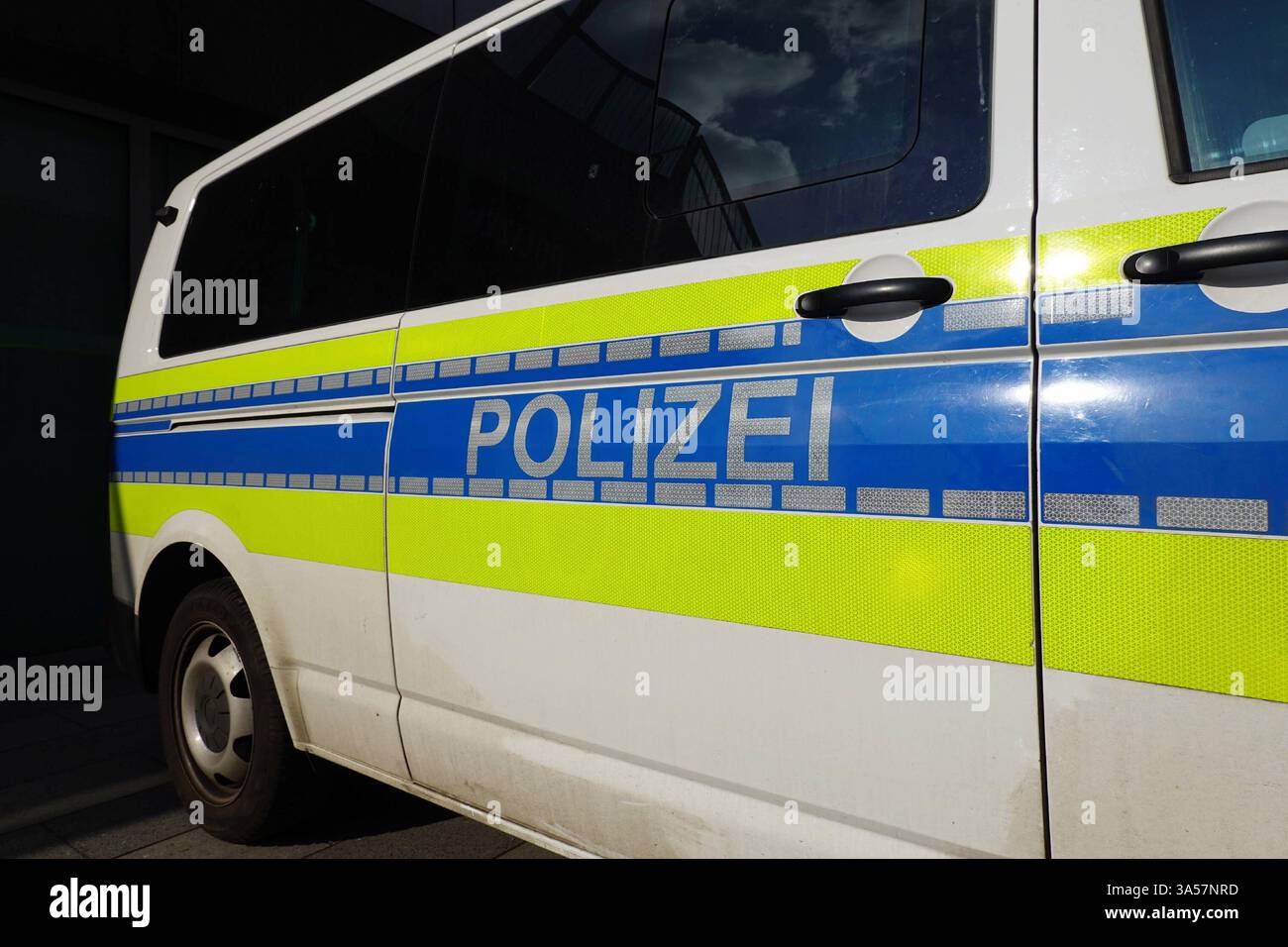 Plizei Fahrzeug - gesehen am 15.03.2025 in Hannover *** Police vehicle ...