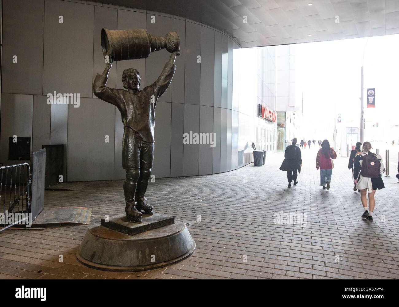 The Wayne Gretzky statue outside of Rogers Place has been vandalized ...