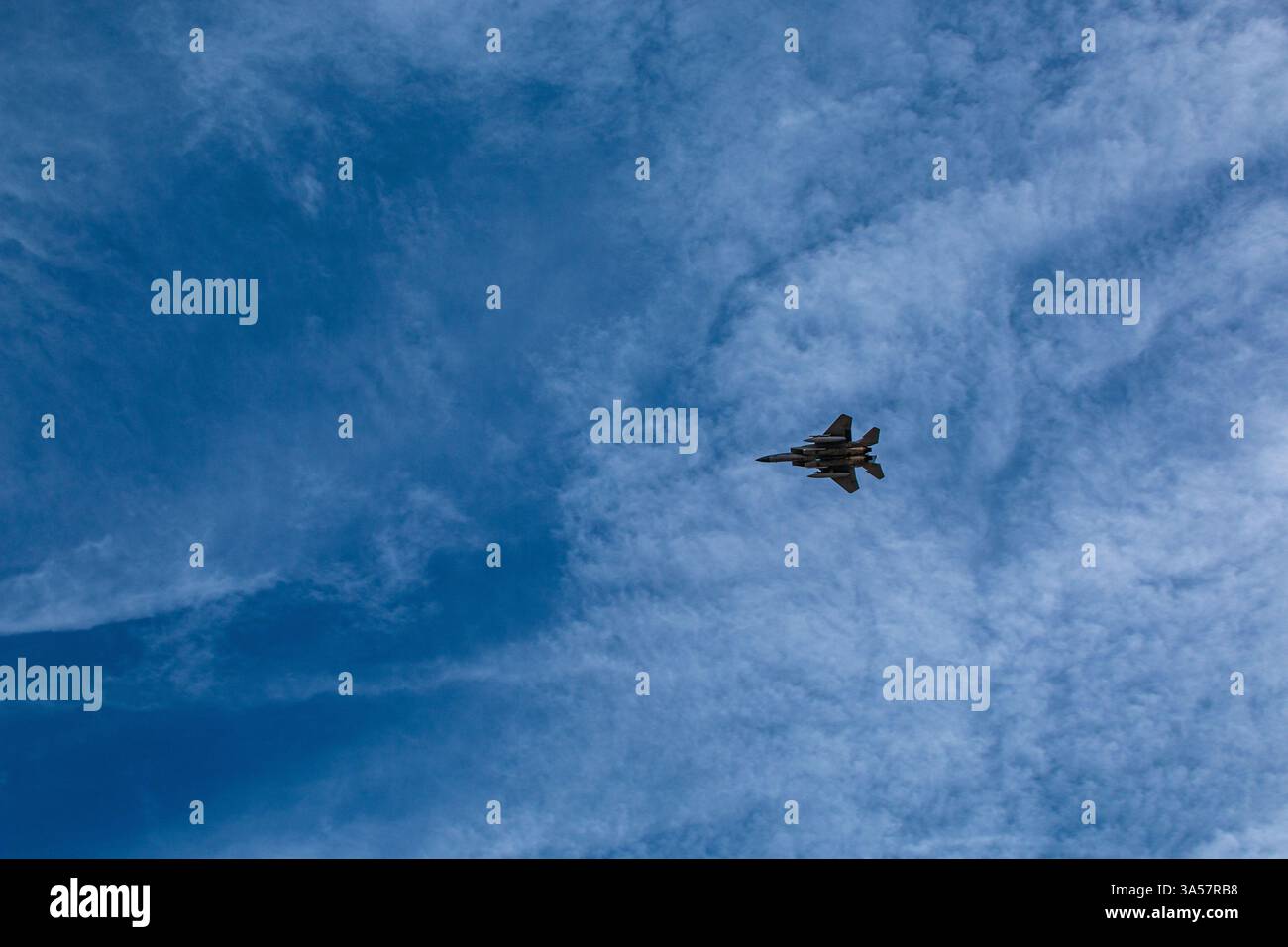 An F15 fighter jet flies overhead Stock Photo - Alamy
