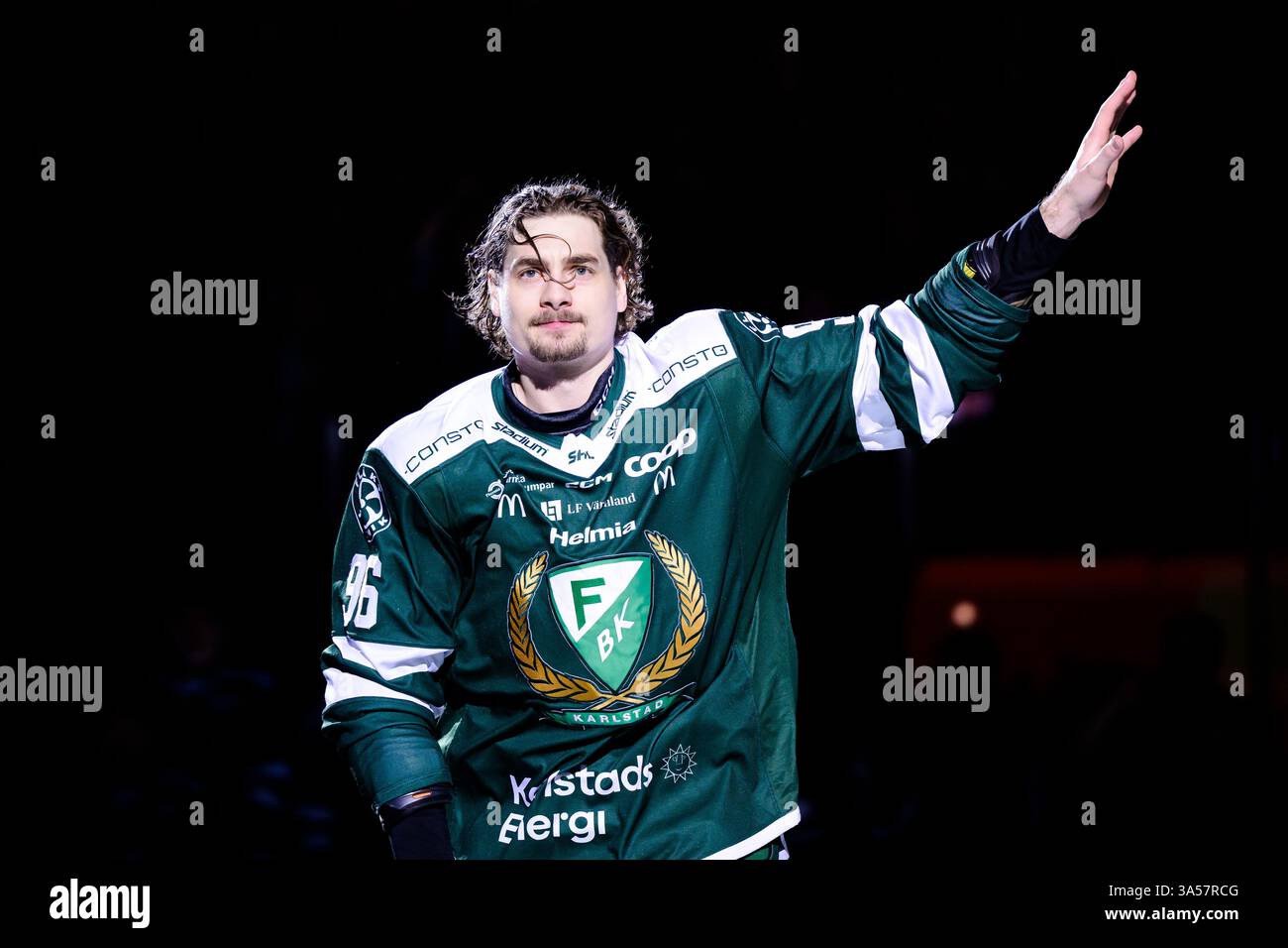 Karlstad, Sverige. 21st Mar, 2025. 250321 Färjestads David Tomasek vinner Guldhjälmen inför ...