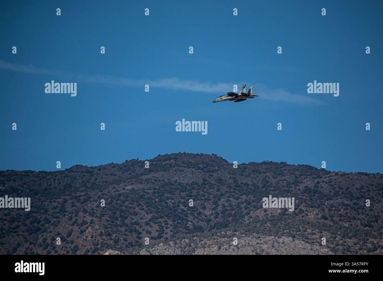 Jet military plane flies overhead hi-res stock photography and images ...