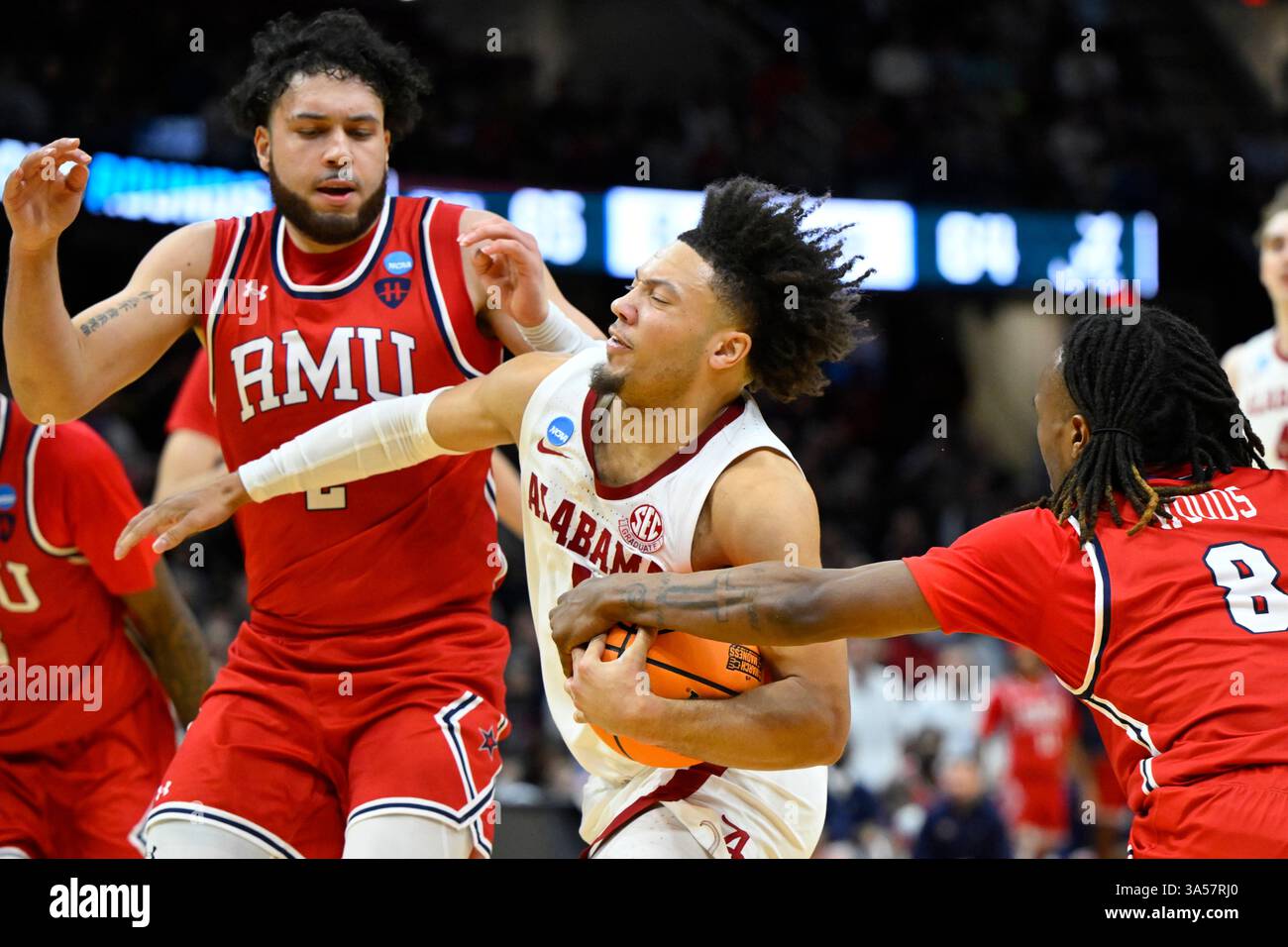 Alabama guard Mark Sears, center, drives to the basket between Robert ...