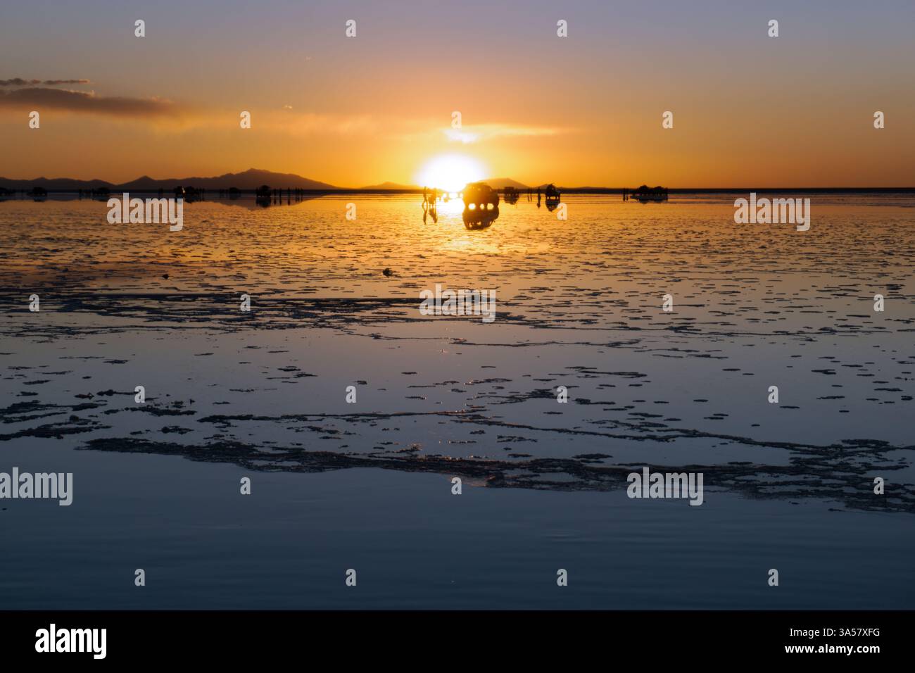 Salar de uyuni bolivia mirror hi-res stock photography and images - Alamy