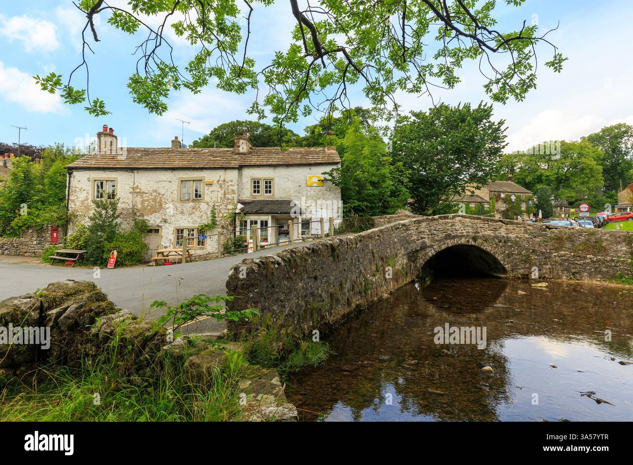 Humpback bridge, Malham village, Yorkshire Dales, England, UK Stock ...
