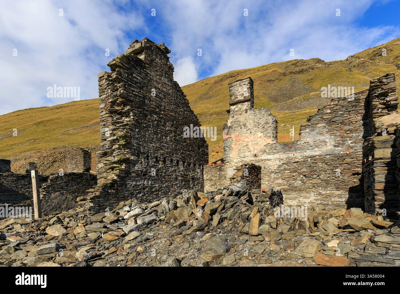 Ruined building, Cwmystwyth mine remains, Wales, UK Stock Photo - Alamy