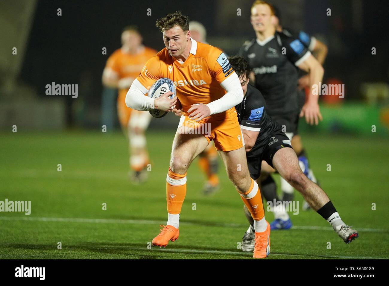Sale Sharks' Tom Roebuck (left) in action during the Gallagher ...