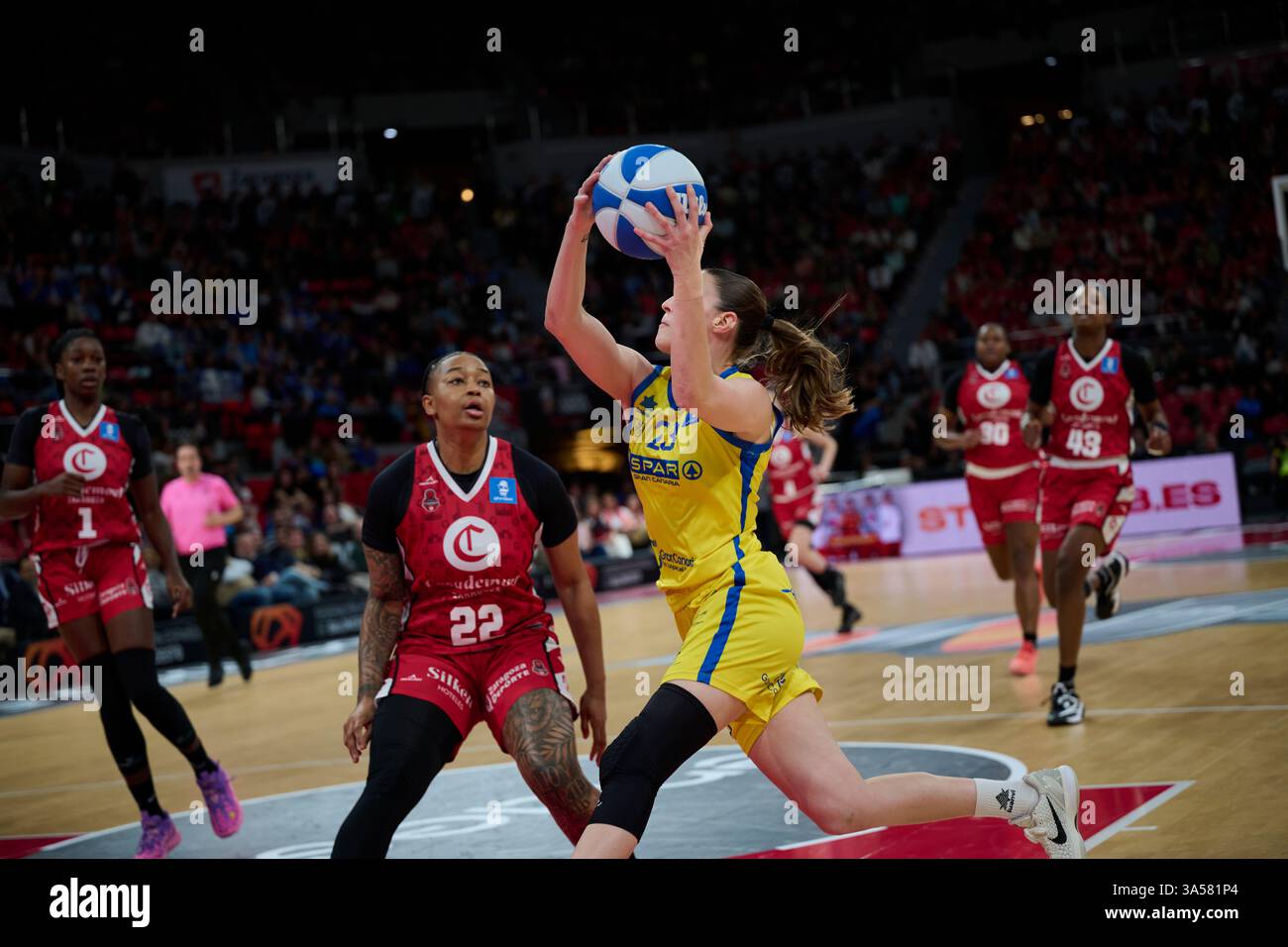 Tanaya Atkinson of Casademont Zaragoza (L) and Claudia Contell Sanchis ...