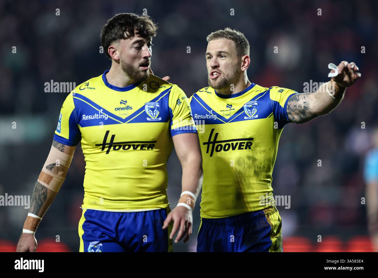 Matt Dufty of Warrington Wolves converses with Matty Ashton of ...