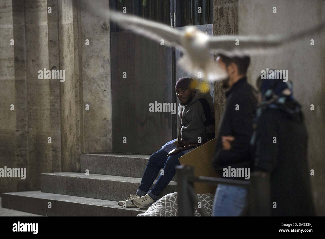 **NO LIBRI** Italy, Rome, Vatican, 2025/3/21 Homeless sleep near the ...