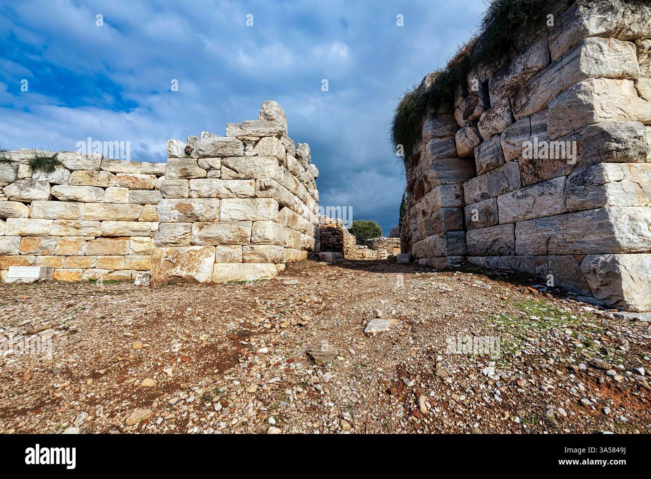 Massive stone walls forming hi-res stock photography and images - Alamy