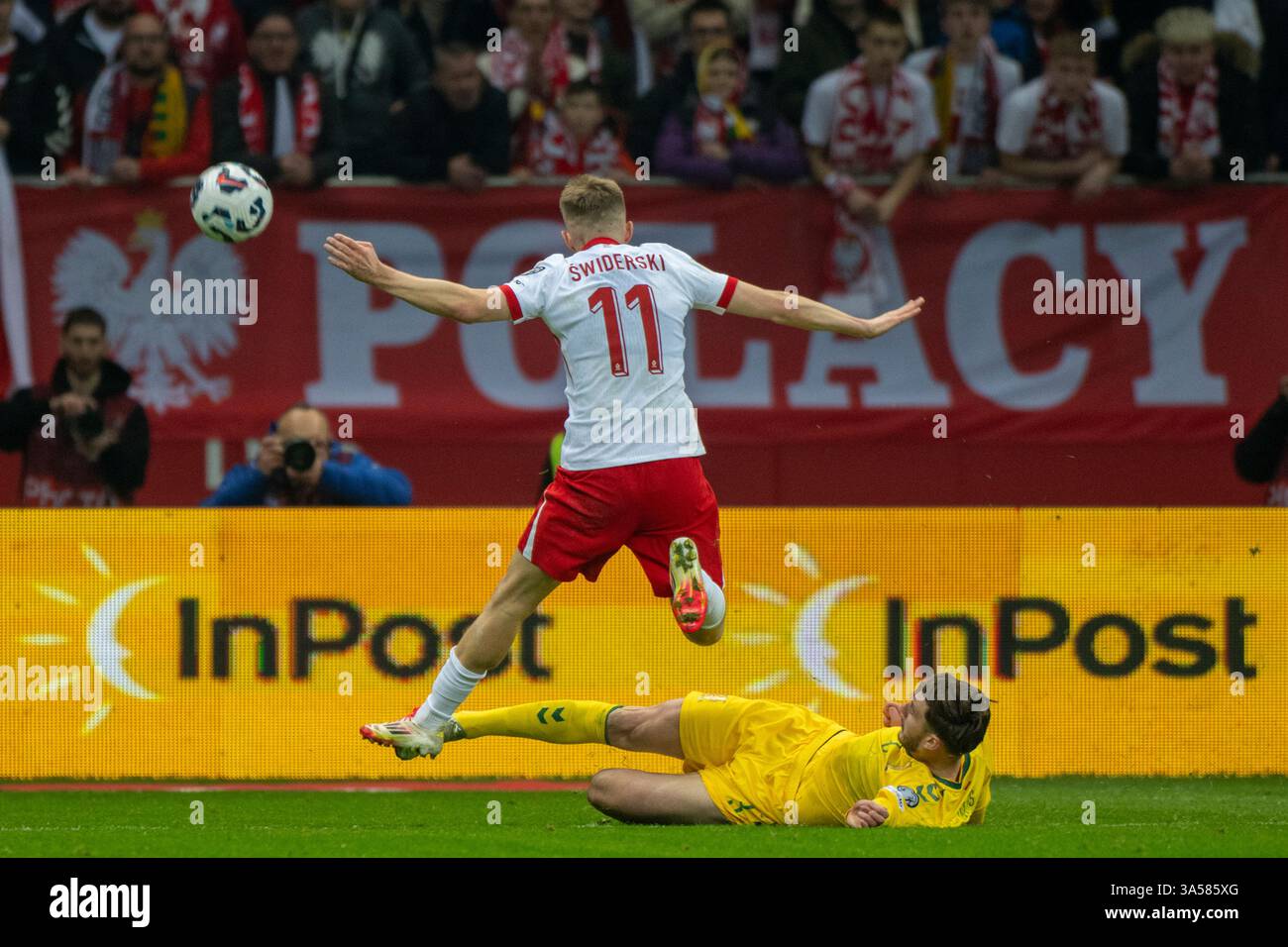 Warsaw, Poland. 21st Mar, 2025. Karol Swiderski of Poland fights for ...