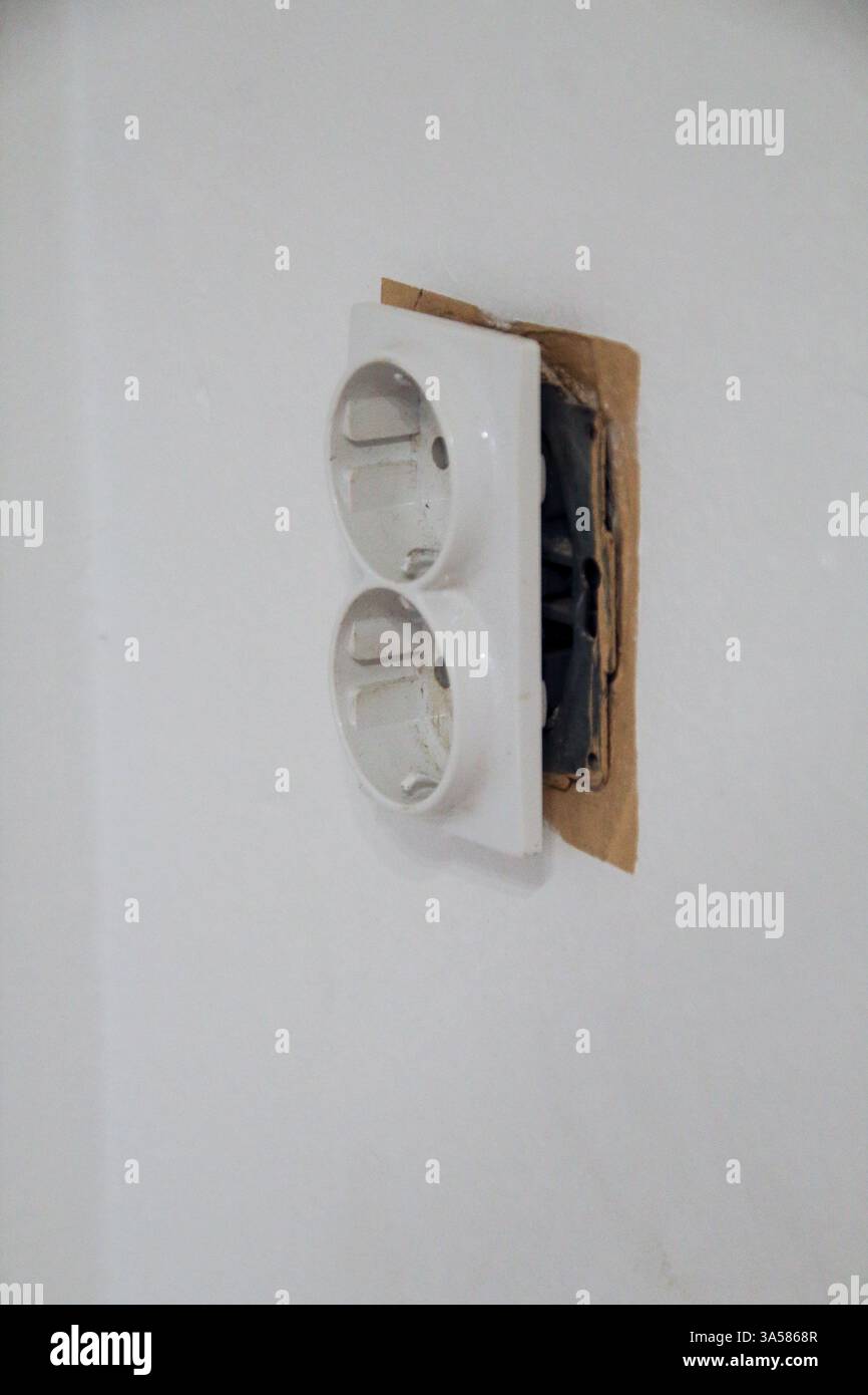 Installing a new socket in a house after renovation. The problem is not ...