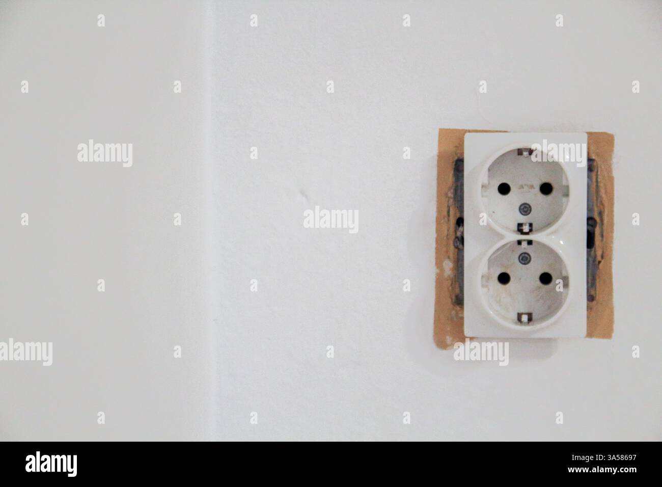 Installing a new socket in a house after renovation. The problem is not ...