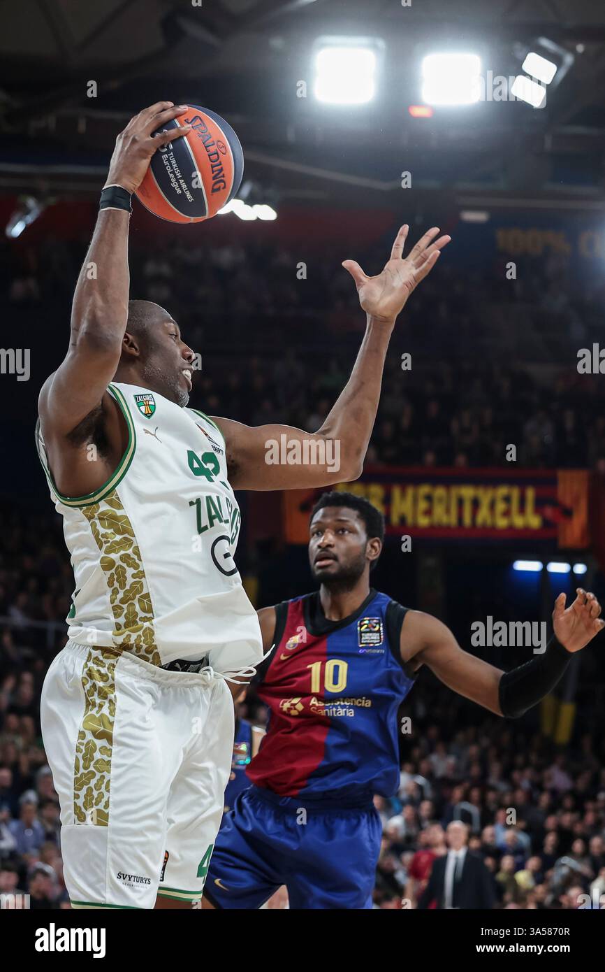 Bryant Dunston of Zalgiris Kaunas and Chimezie Metu of FC Barcelona in ...