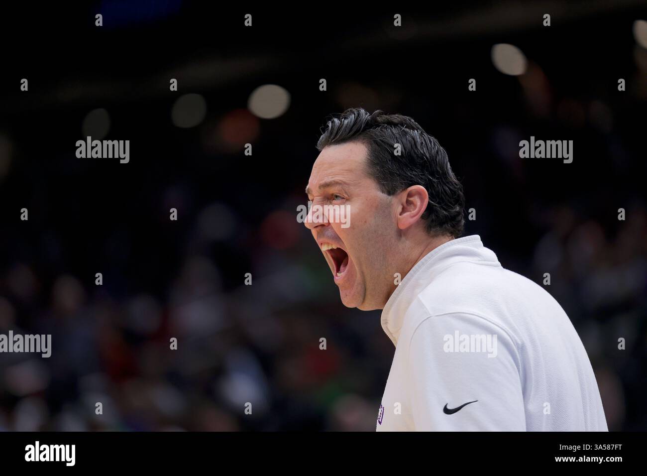 Grand Canyon head coach Bryce Drew reacts during the first half against ...