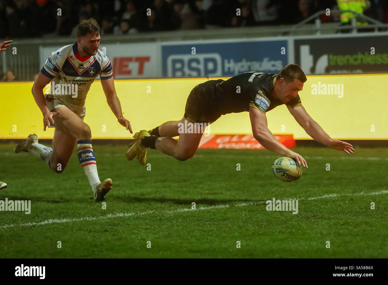 Ed Chamberlain dives over for a try for Hull *** during the Super ...