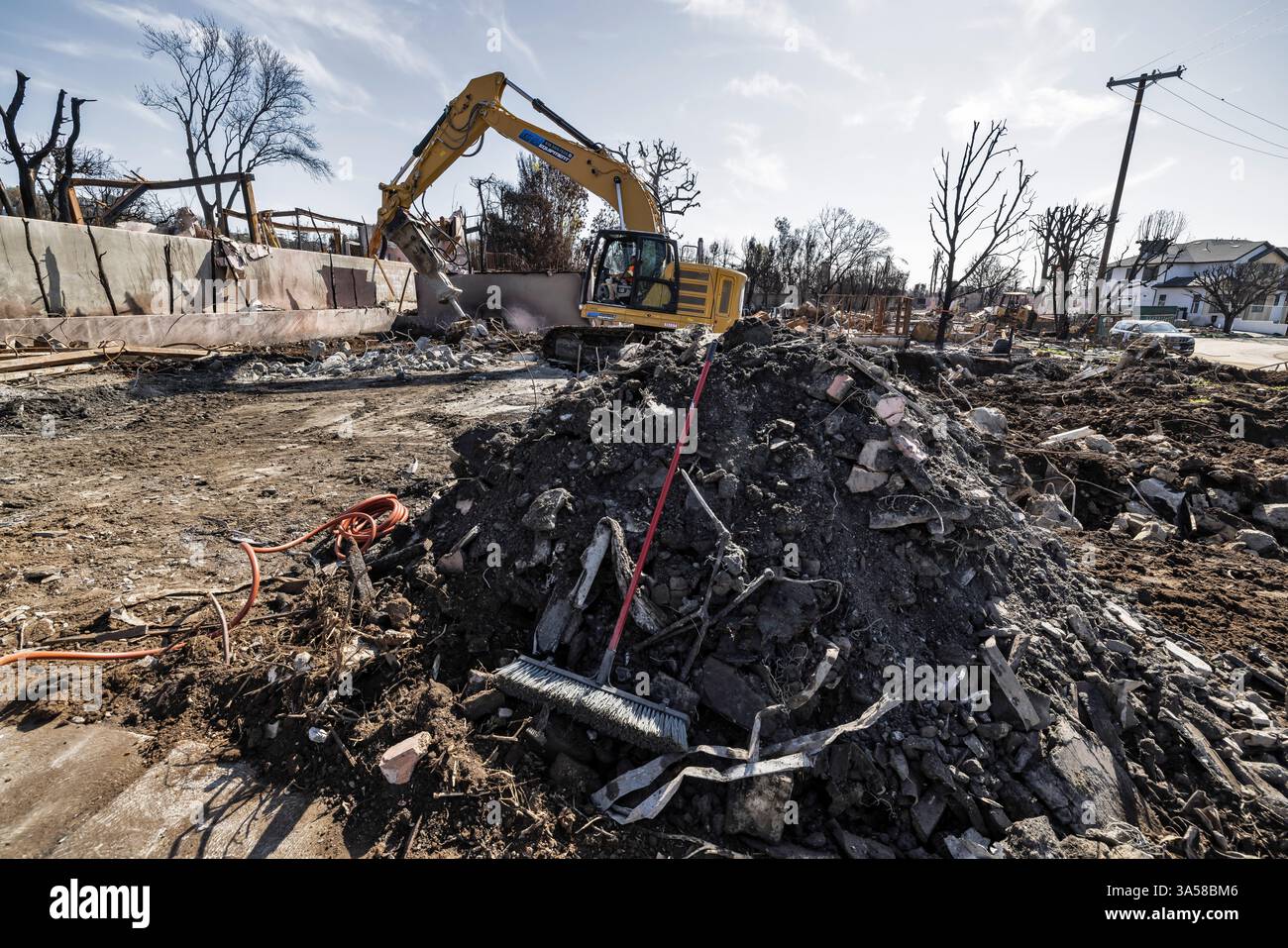 Los Angeles Mayor Bass urging homeowners impacted by the Palisades Fire ...
