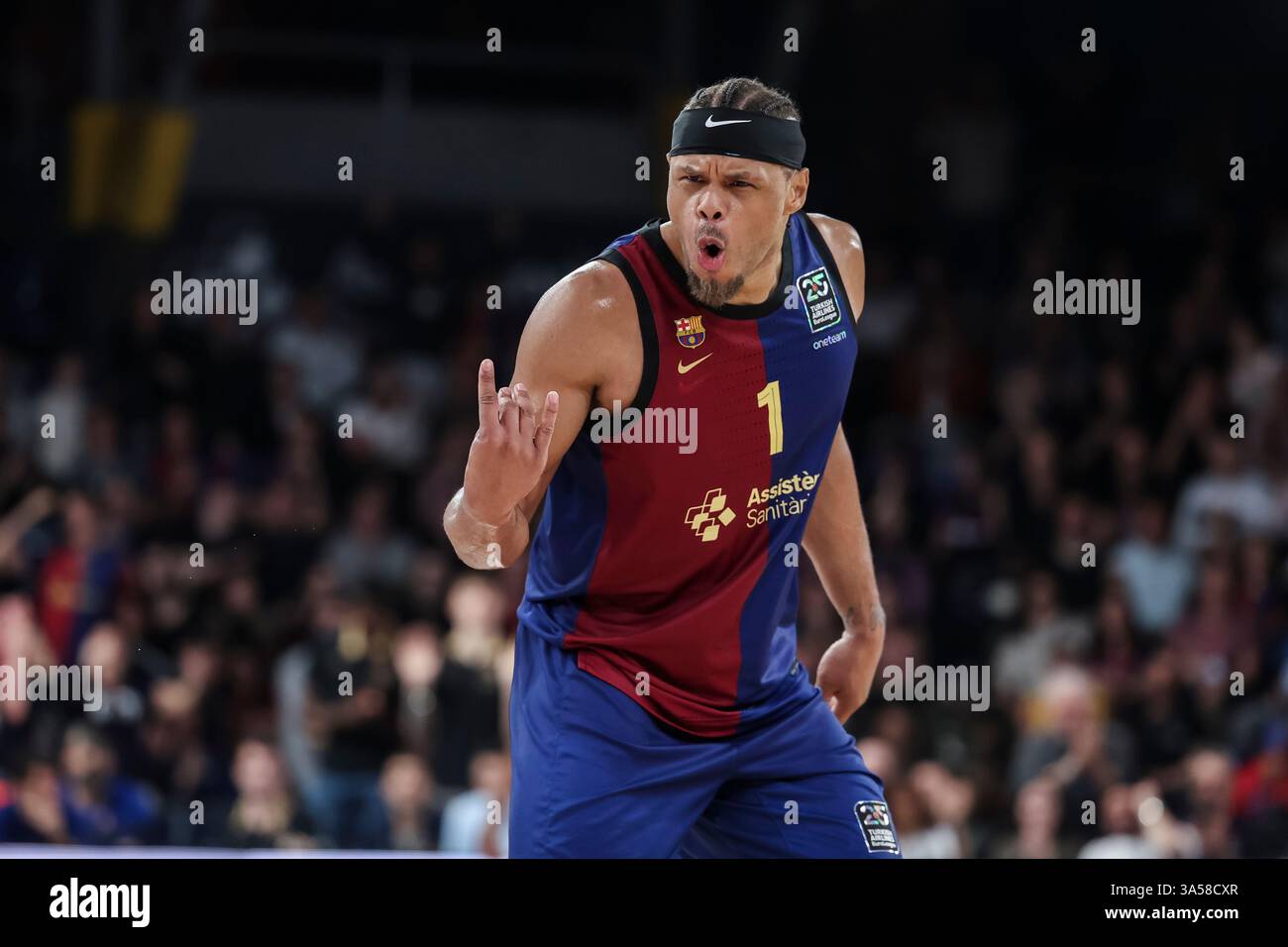 Justin Anderson of FC Barcelona celebrates a basket during the Turkish ...