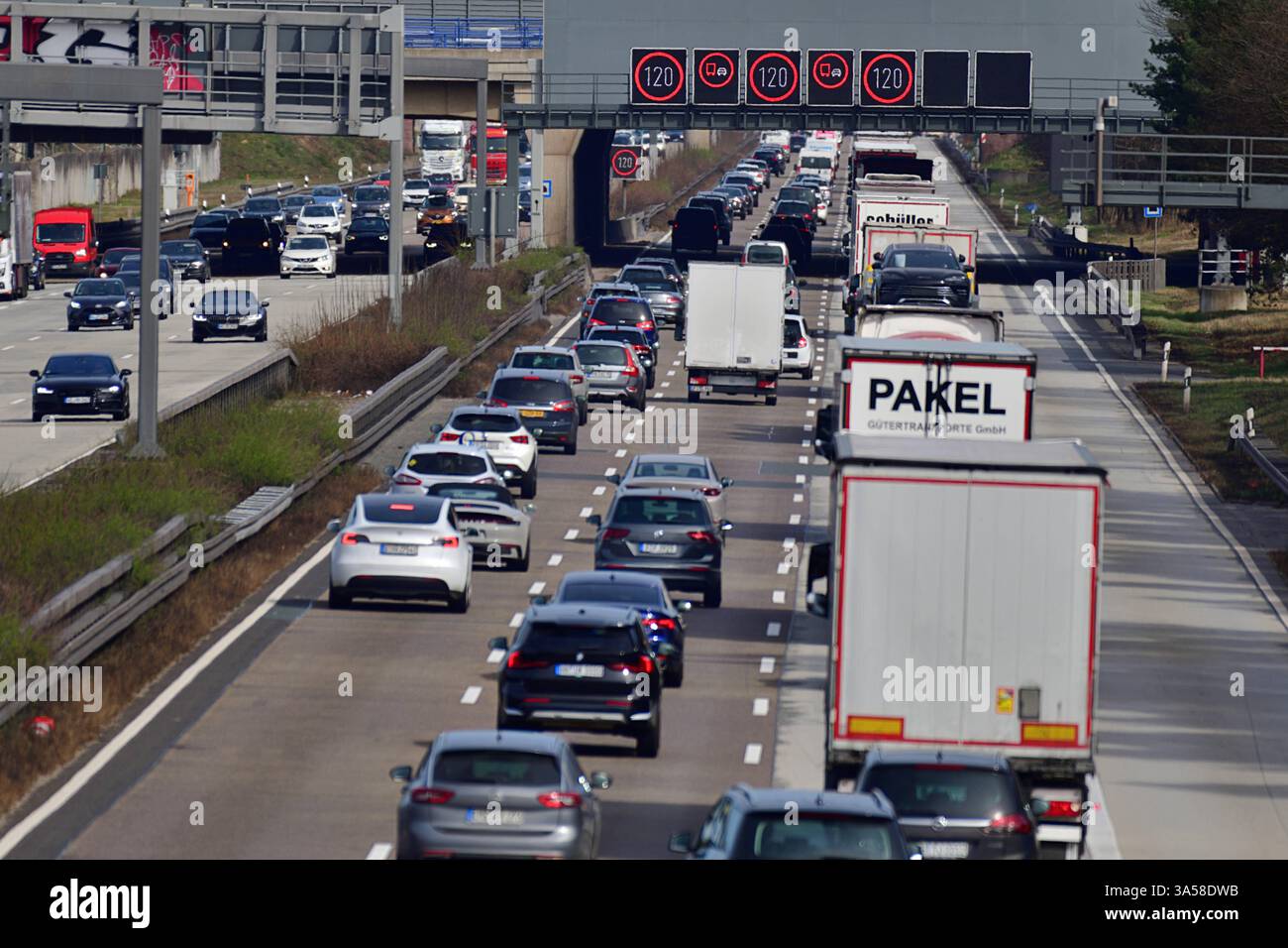 Verkehr Symbol Verkehr Die stark befahrene Autobahn 3 bei Frankfurt ...