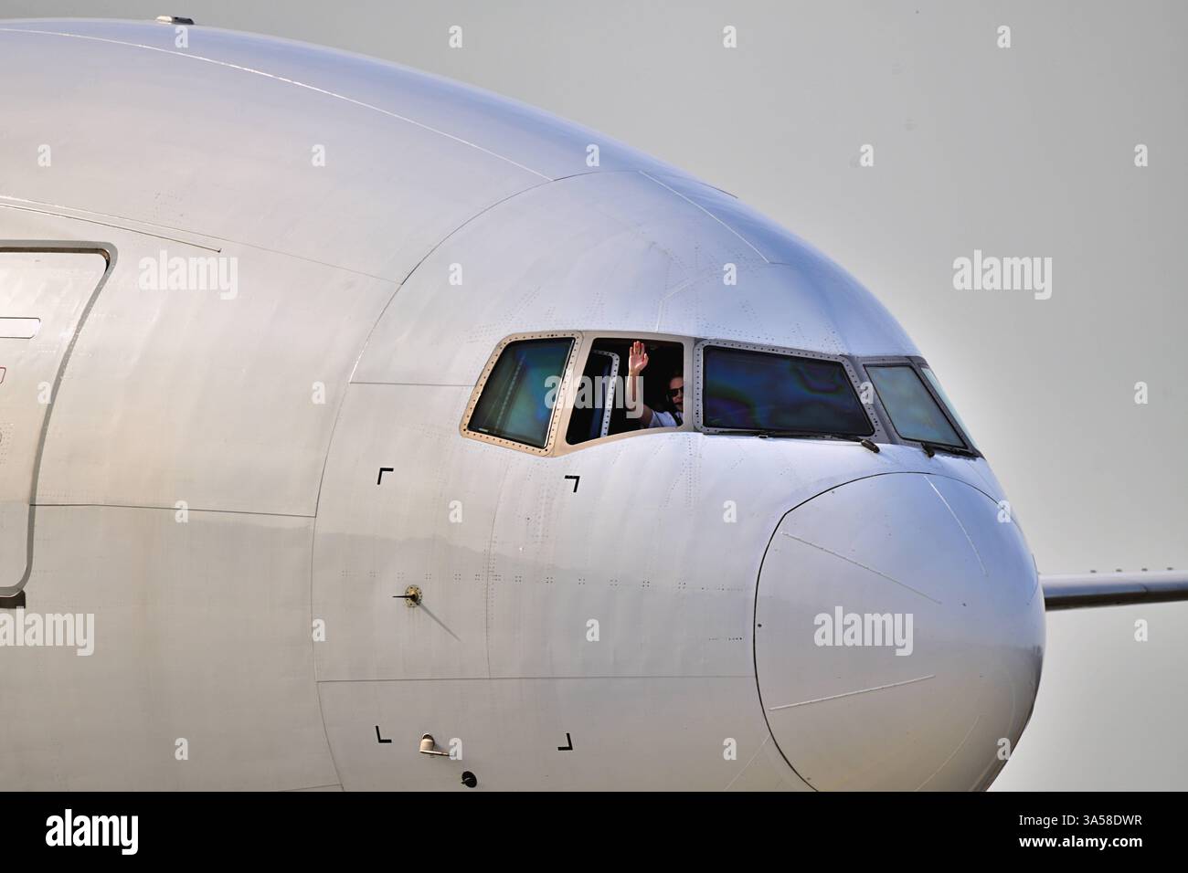 15.2.2025 Flugverkehr Galandeter Jet der Aerologic am Frankfurter ...