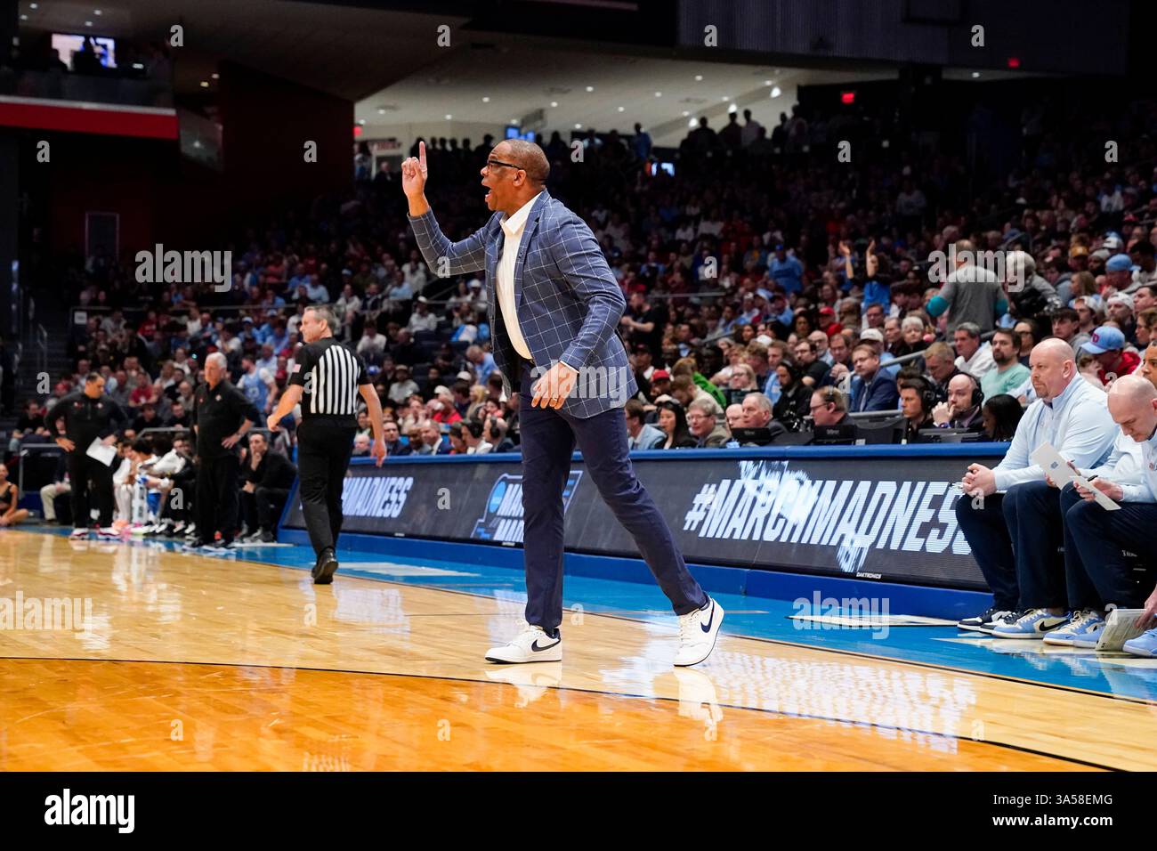 North Carolina head coach Hubert Davis reacts during a First Four ...