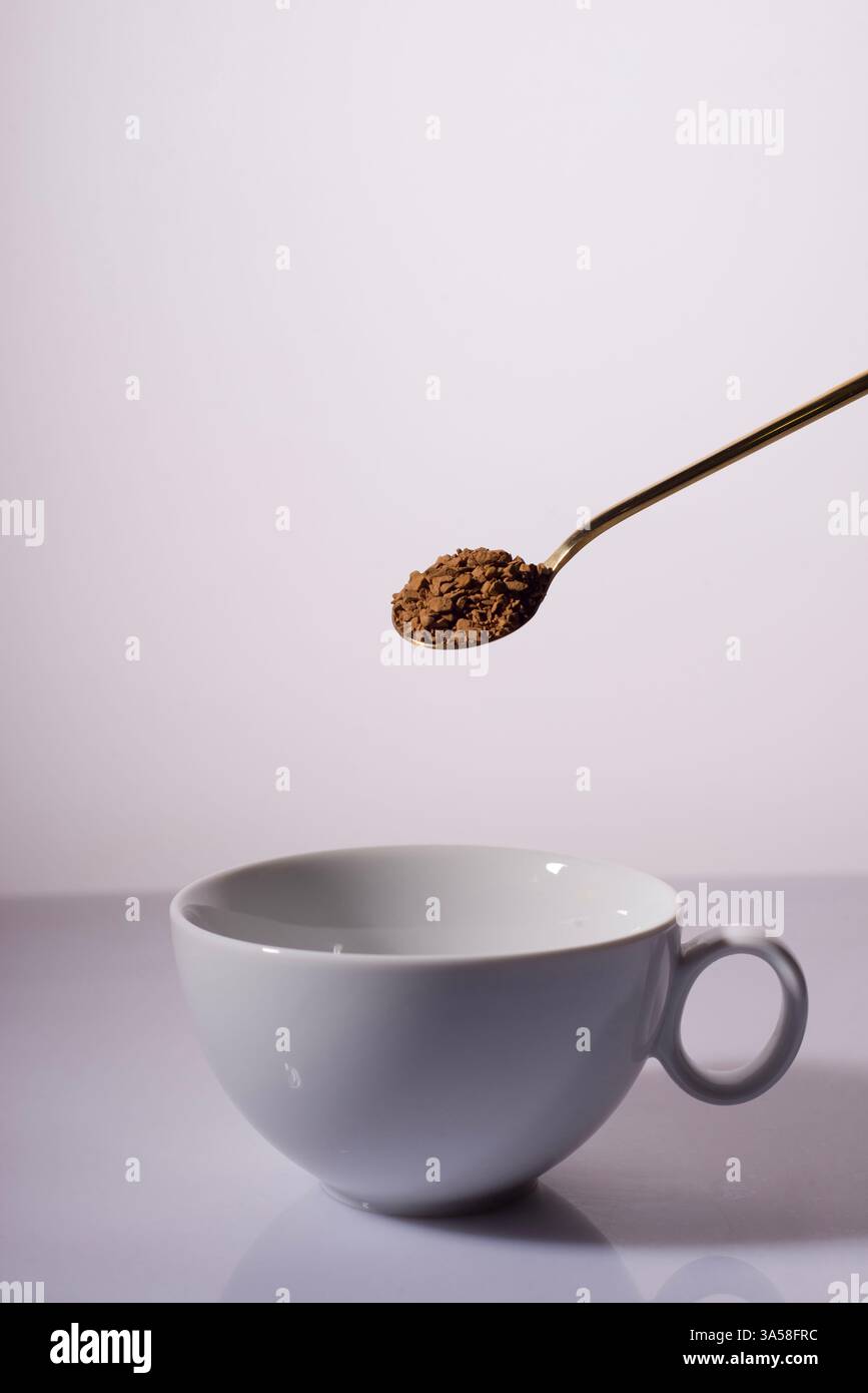 Golden spoon pouring coffee hi-res stock photography and images - Alamy